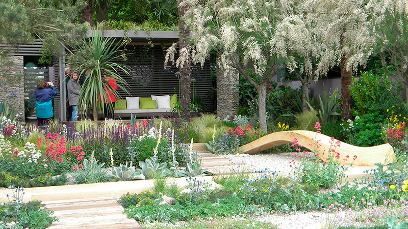 Des fleurs, arbustes et déco pour des jardins tendances