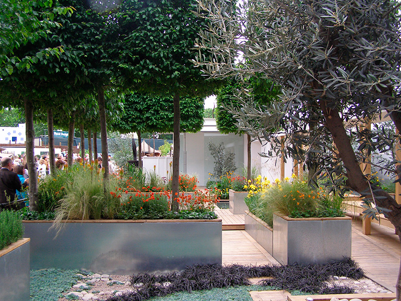 Des fleurs, arbustes et déco pour des jardins tendances